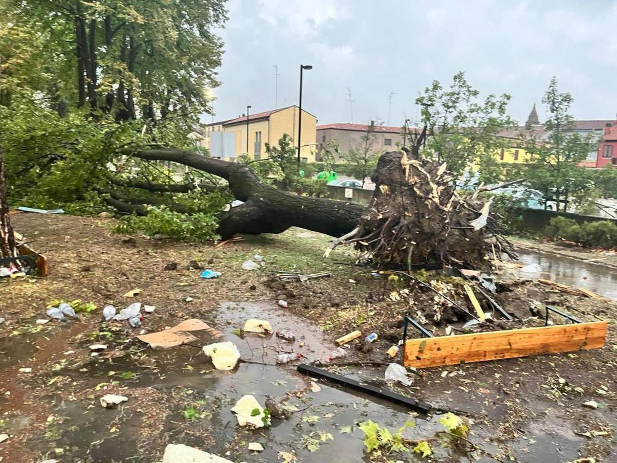 Maltempo a Ferrara, temporali e grandine: strade allagate dopo bomba d'acqua. FOTO | Sky TG24